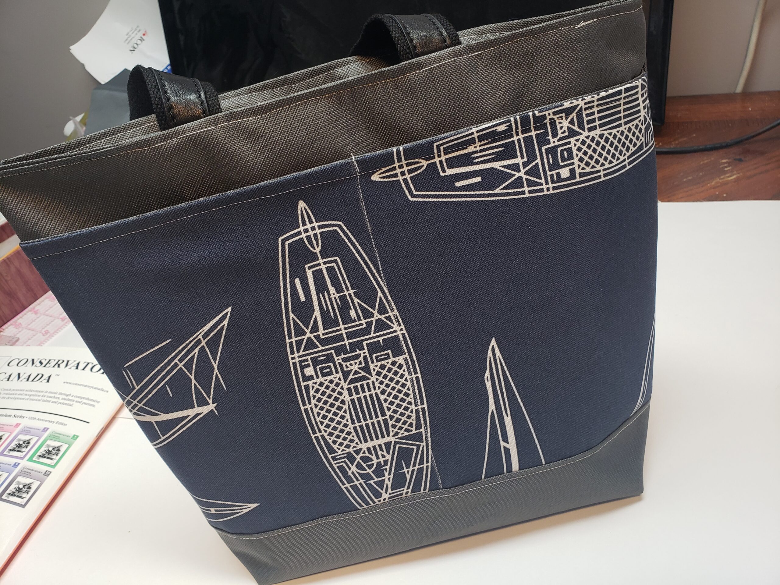 Charmed Tote Sewing tutorial and free pattern | Charmed By Ashley